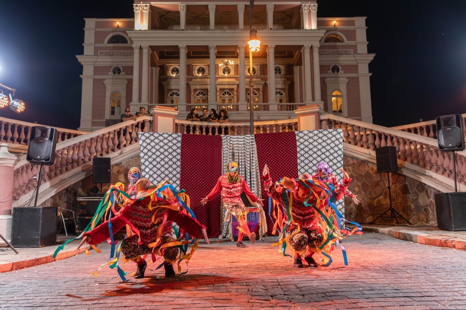 Teatro Amazonas recebe espetáculo de dança 'As Cores da América Latina ...